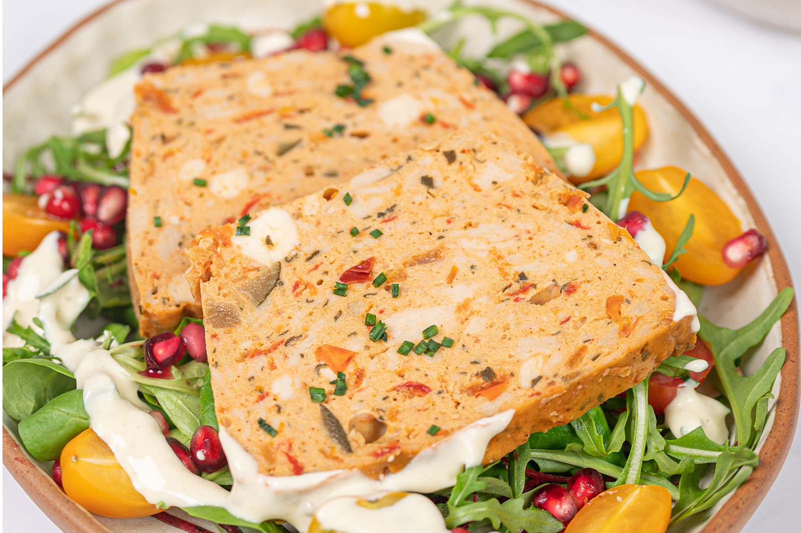 Tranches de poulet cuisiné aux légumes, salade et sauce maison ...